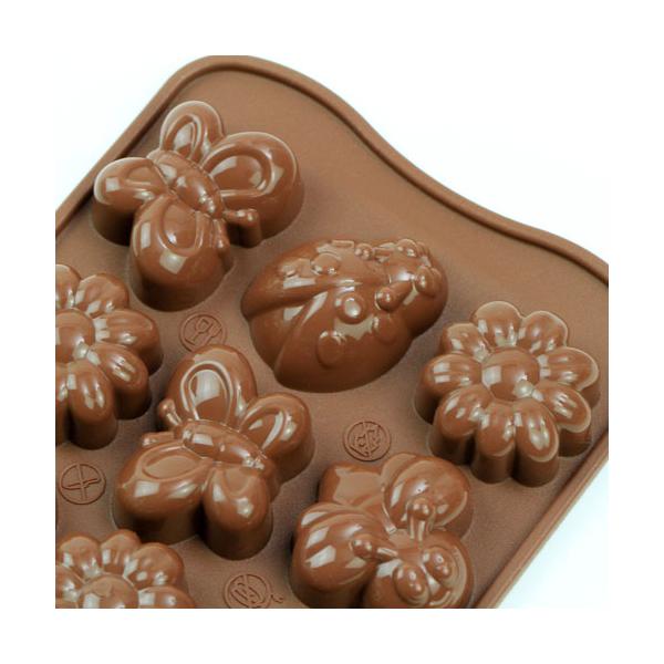 パソコンの方はこのまま下にスクロールすると商品の詳細が確認できます。スマートフォンの方は、↓『商品情報をもっと見る』を押して詳細やサイズの確認ができます。