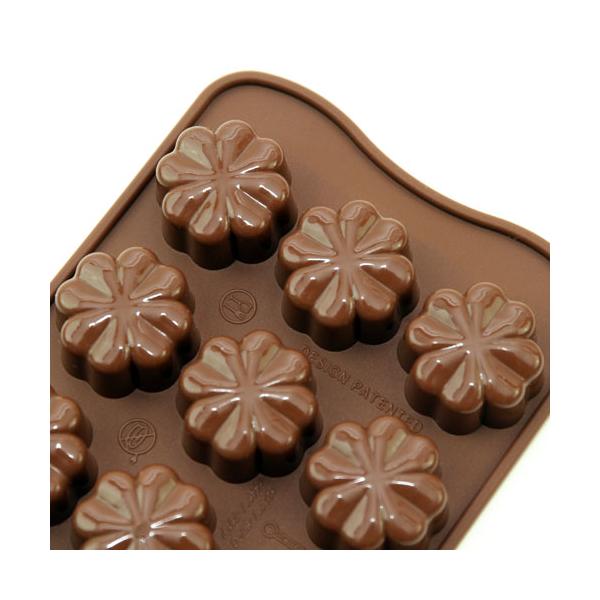 パソコンの方はこのまま下にスクロールすると商品の詳細が確認できます。スマートフォンの方は、↓『商品情報をもっと見る』を押して詳細やサイズの確認ができます。