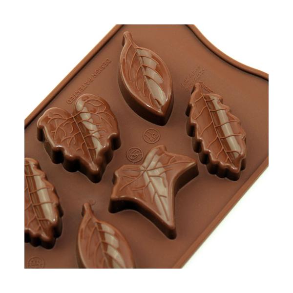 パソコンの方はこのまま下にスクロールすると商品の詳細が確認できます。スマートフォンの方は、↓『商品情報をもっと見る』を押して詳細やサイズの確認ができます。