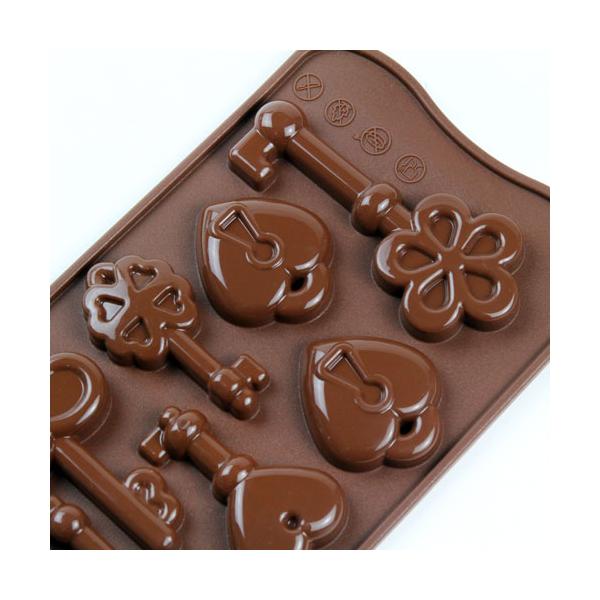 パソコンの方はこのまま下にスクロールすると商品の詳細が確認できます。スマートフォンの方は、↓『商品情報をもっと見る』を押して詳細やサイズの確認ができます。