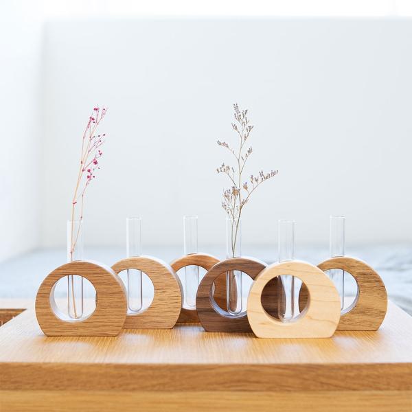 天然無垢材で作られた卓上の一輪挿し。ガラス瓶付きのお洒落なデザインで、お部屋のインテリアに自然に馴染む小さめサイズの飾りやすいフラワーベース。■ カラー：くるみ、ホワイトオーク、ブラックチェリー、ブラックウォルナット、ハードメープル、栗■ ...