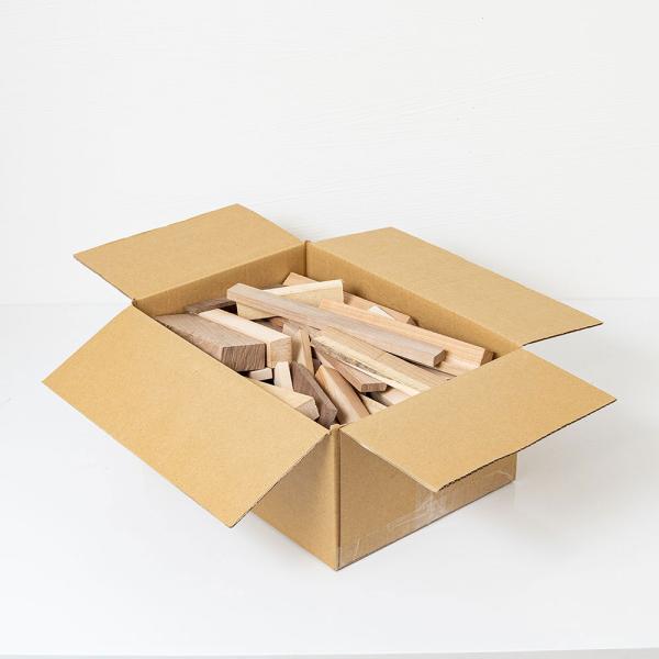 家具などの制作時に出る天然木の端材を詰め合わせました。ホワイトオーク、クルミ、ブラックチェリー、ウォルナット、栗、ハードメープルの端材がランダムで入っています。ソロキャンプの小さな焚き火や付け木に最適な大きさや量（約2.5-3kg）となって...