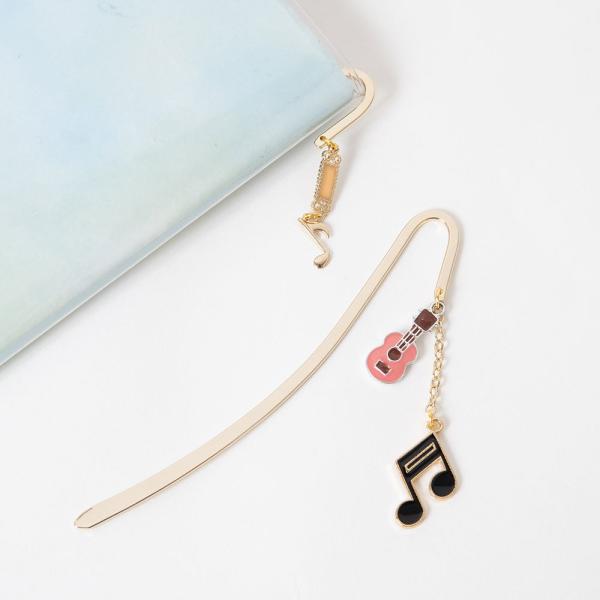 モチーフがポイントになってお洒落で可愛いブックマーカー♪ちょっとしたギフトに喜ばれる人気のアイテムです♪■ ブランド：plahome(プラホーム)■ カラー：A、B■ サイズスペック：全長約10.5cm■ 素材：-■ 生産国：日本製■ 備考...