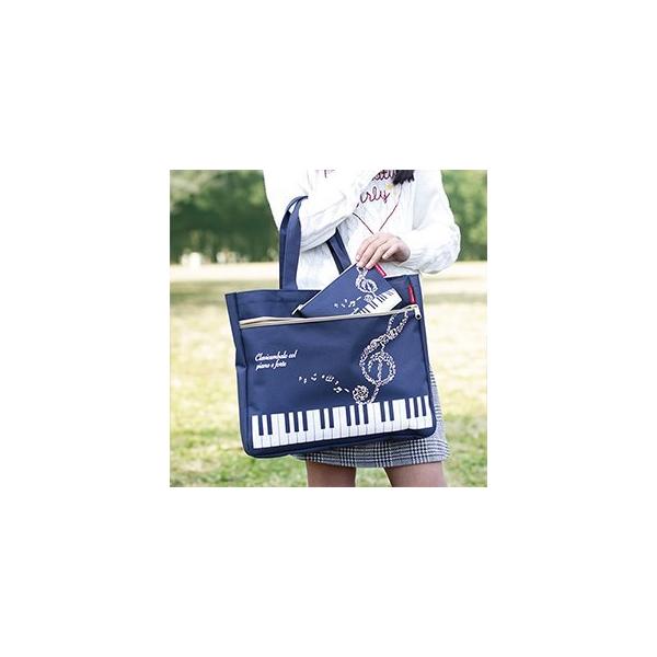 ●サイズ：約30×36×5cm●材質：ポリエステル☆シックなネイビー色ベースに、ピアノの鍵盤をあしらったレッスンバッグです。☆通学・通勤・お買い物・お出かけとマルチに大活躍です！☆ピアノを愛する、大人の方にもつかっていただきたいアイテムです...