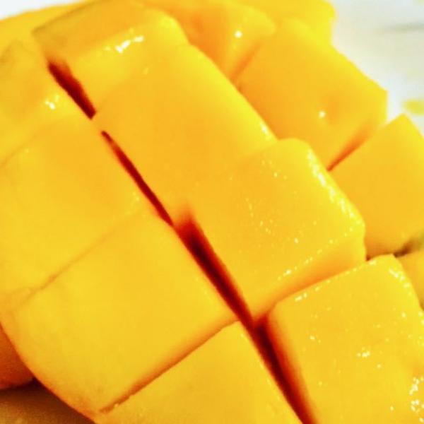 沖縄の太陽をたっぷり浴びて育ったマンゴーを収穫後すぐにカットし、冷凍した「冷凍カットマンゴー」。スムージーやシェイクに使い勝手の良い冷凍カットマンゴーを在庫限りの数量限定特別価格でご提供します。もちろん、スムージーやシェイクでの使用ではなく...