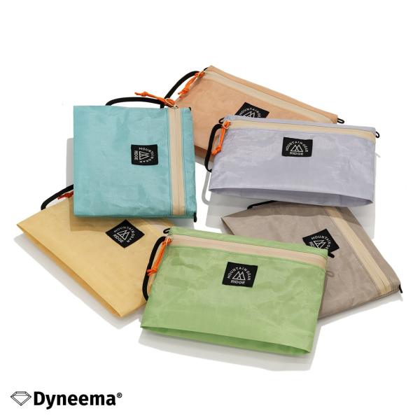 様々なギアを小分けして持ち運ぶ為のポーチです。向かって左側には0.5cm幅のポリプロピレン製テープでハンドループを設けていますのでザックやバッグからの取り出しの時の引っかけや、ファスナーを開ける時に握る事により大変スムーズに開閉していただけ...