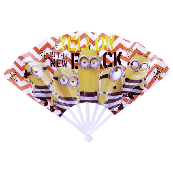 ちょい悪なミニオンたちが描かれたジャンボ扇子。お子様やミニオンズファンまで楽しめて暑いこの季節のもってこい。プラスチック製なので濡れても心配なく、キャンプや海などにぴったり。オシャレアイテムとしてミニオンズ扇子で暑さを乗り切ろう。素材：プラ...