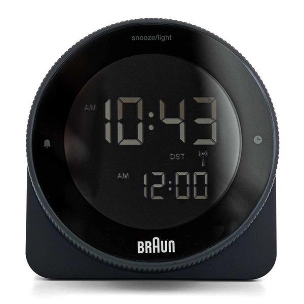 デザインの面でも機能の面でも特徴的なのは、中心のデジタル表示を囲むべセルです。丸みを帯びた台形型のフォルムにラウンド型の表示面を組み合わせた個性的なデザイン。触れた時に指に馴染みやすいように細かな溝を入れたべセルを回転させることで、簡単に時...