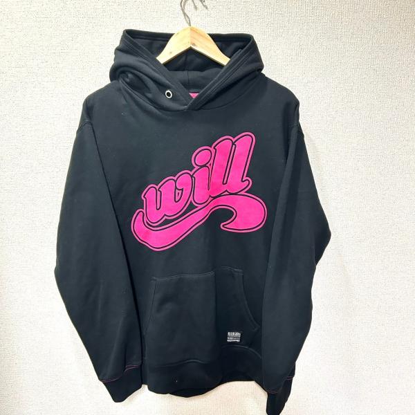 ILLSのメンズパーカーです。前後のピンクのプリントがオシャレ。裏起毛で暖かく、どんなボトムスにも合わせやすいです。