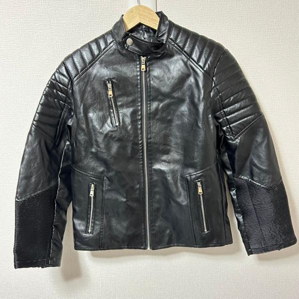 シンプルでかっこいいライダースジャケットです。