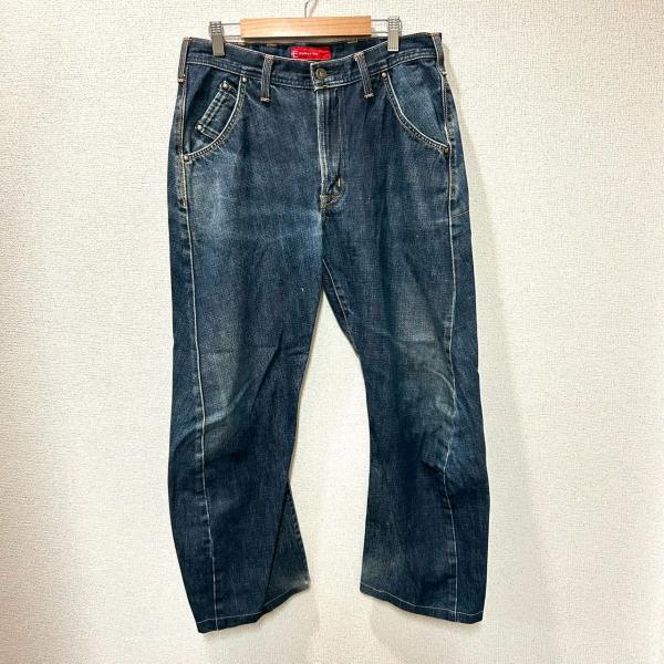 エドウィンのE2000デニムパンツです。立体裁断デニムで履いたときのシルエットがキレイです。