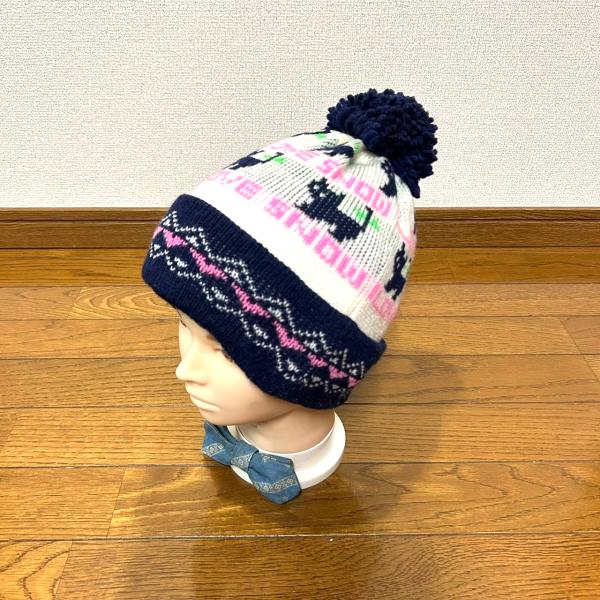 猫柄のニット帽です。ボンボンと猫のデザインがオシャレでかっこいいです！