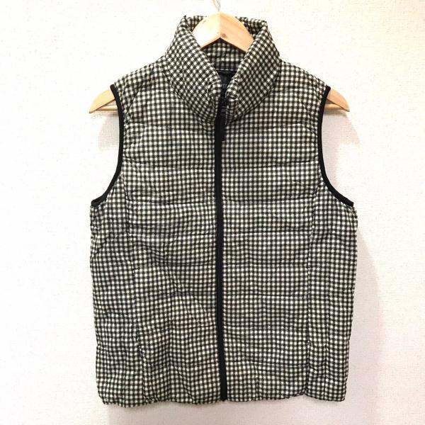 ユニクロのウルトラライトダウンベストです。軽くて暖かいです。