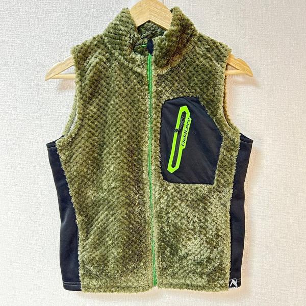 背中面がアルミプリント加工で防寒性抜群のフリースベストです。