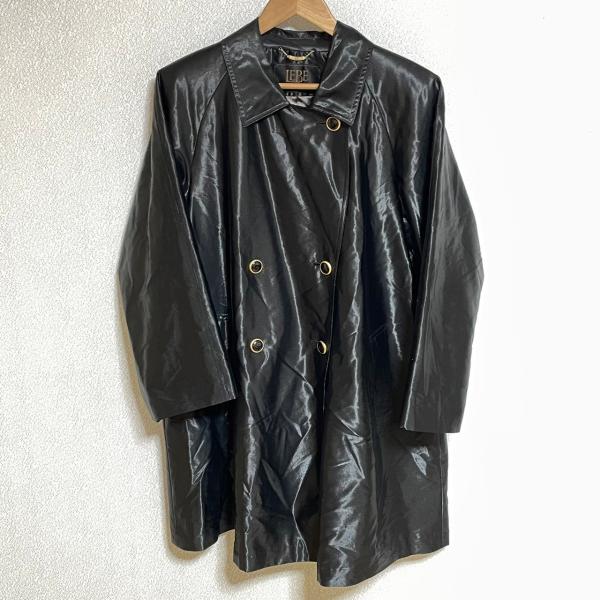 東京スタイルの光沢感があるブラックのステンカラーコートです。