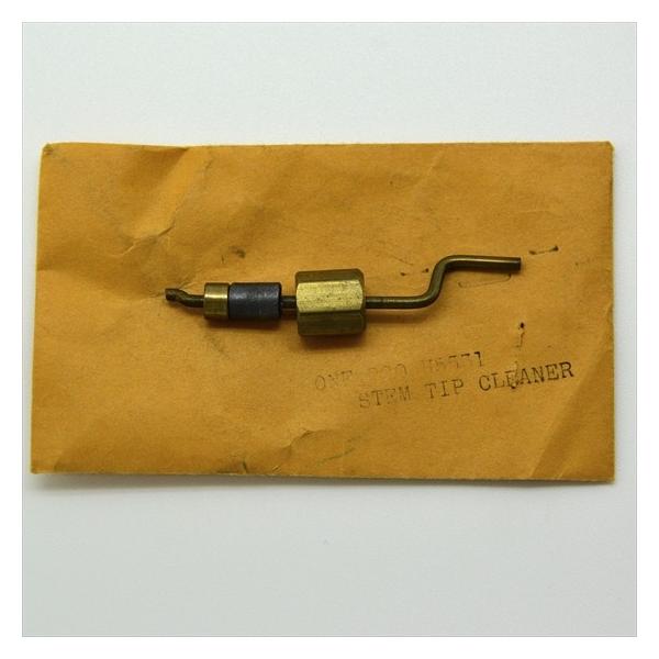 220 228系のチップクリーナーステムで、廃番品、未使用です。 1960-70年代の新品＝N.O.S.(ニュー・オールド・ストック)となります。220/228H-Kのダブルマントルランタンに装着できます。交換することにより、クルクル棒もス...