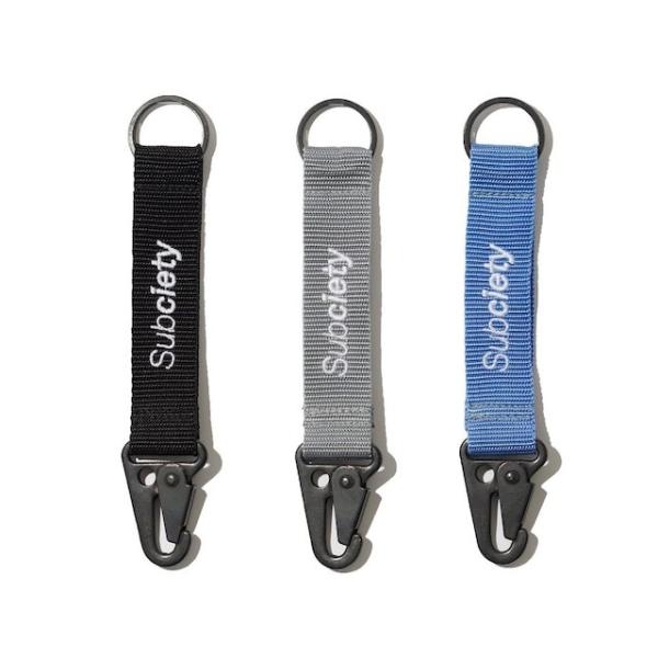 【 105-87488 】Subciety KEY HOLDERサブサエティ キーホルダー【 商品説明 】■ PP製織テープにブランドのメインロゴ『THE BASE』を刺繍で施したキーホルダー。■ 両端にはフックとキーリングを配備。■ 黒メ...