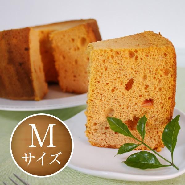 生地にペーストを練りこんだシフォンケーキ「トマト」のMサイズ。フレッシュな酸味と甘みがお口の中で広がります♪【商品サイズ】直径17cm×高さ10cm【お召し上がり方】できればその日のうちに食べたいシフォンケーキですが、翌日も味が染み込んで意...