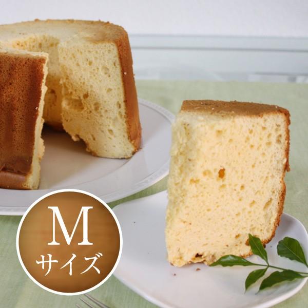 後味すっきりのふんわりとした味わいが楽しめるシフォンケーキ「チーズ」のMサイズ。チーズの苦手な人にもおすすめです。【商品サイズ】直径17cm×高さ10cm【お召し上がり方】できればその日のうちに食べたいシフォンケーキですが、翌日も味が染み込...