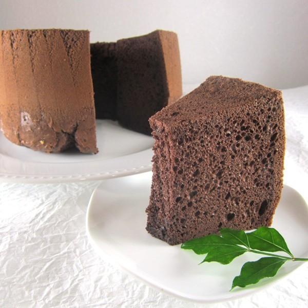 最高級のピュアココアパウダーをふんだんに使って作り上げました♪ビターな味わいのシフォンにコーヒーがベストマッチ！。【商品サイズ】直径20cm【お召し上がり方】できればその日のうちに食べたいシフォンケーキですが、翌日も味が染み込んで意外とおい...