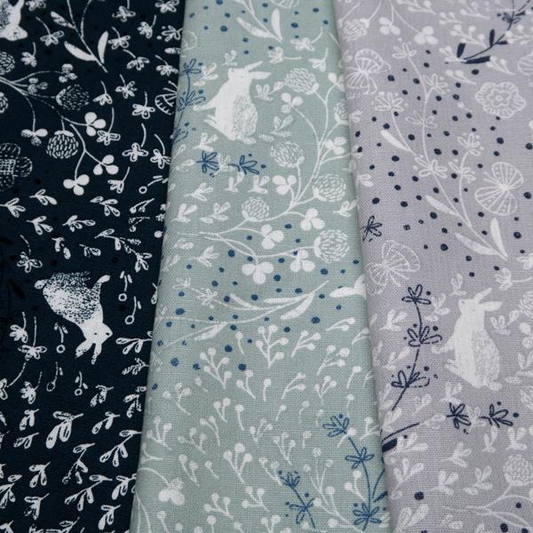 ゆうパケット(メール便)は、2ｍ【数量4】までお届け可生地幅110cm、長さ50cmあたりの価格です。綿 85％ 　麻 15％　　綿麻キャンバス生地日本製草原の中を野ウサギが元気いっぱい走り回っています。少しかすれたプリント柄に趣が感じられ...