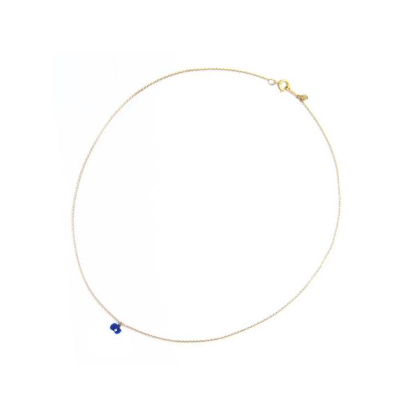 ちょうちょのような小さなモチーフがついたネックレスです。刺繍糸を編んで作られたモチーフには小さなパールがついていて上品な雰囲気。アジャスターの部分にはゴールドのビーズがついています。シンプルなお洋服のアクセントに。お出かけ着にも普段着にも似...