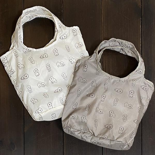 イラストレーター塩川いづみさんによる、MAMBO(ビション・フリーゼ)モチーフのエコバッグです。こちらは、小さくて持ち運びやすいミニサイズです。座ったり、立ったり、伸びをしたり、さまざまなMAMBOがプリントされています。薄手のポリエステル...