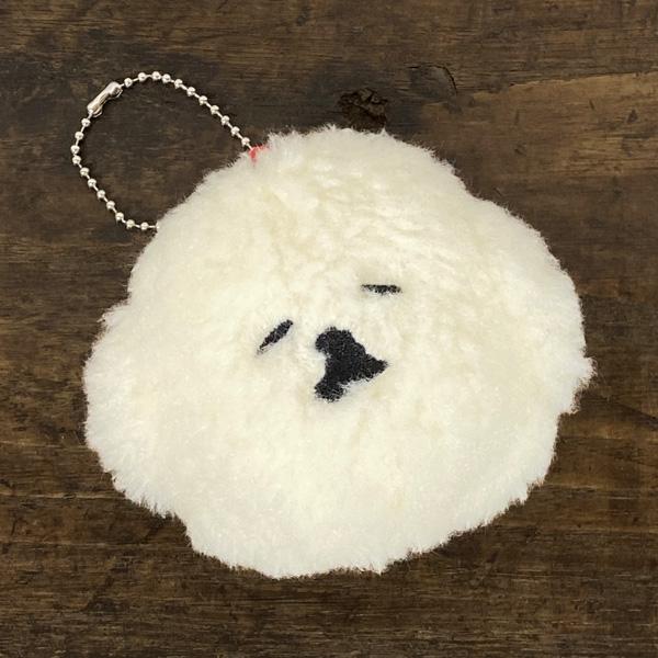 笑っているような、ねむっているような、なんとも言えない表情のMAMBOのバッグチャームです。ちょこんと手のひらに納まる手乗りサイズ。ふわふわ、モコモコの真っ白な毛並で、気持ちのよい触り心地です。丁寧な刺繍で再現されたつぶらな目鼻が、毛に若干...