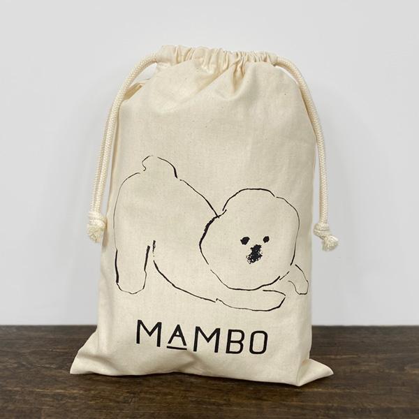 イラストレーター塩川いづみさんによる、MAMBO(ビション・フリーゼ)モチーフの巾着です。「遊ぼうよ！」とお尻を高く上げ、尻尾をフリフリするMAMBOがかわいいです。紐をしめない状態で、A4サイズがほぼぴったり入るサイズ。お子さまの体操着入...