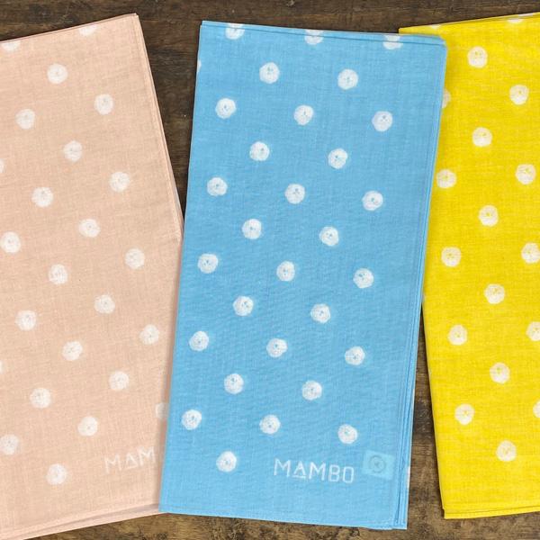 MAMBOのドット柄のハンカチです。よく見ると、さまざまな表情のMAMBOがいます。薄地の綿素材で、ポケットにもすっと収まります。大きめのハンカチなので、スカーフとして巻いたり、お弁当を包むのにもおすすめです。贈りものとしてもどうぞ。＊メー...