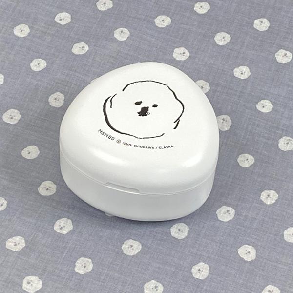 MAMBOモチーフのおにぎりケースです。真っ白なベースに、つぶらな瞳でこちらを見つめる姿が、かわいいです。石川県 山中漆器の塗りの技術を生かした合成漆器で、職人さんがひとつひとつ塗装をしています。（ウレタン塗装）おにぎりの形を崩さず持ち運べ...