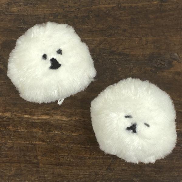 MAMBOシリーズのかわいいマグネットです。顔の表情は、ぱっちりと目を開けた「スタンダード」と、とろんと眠そうな表情が愛らしい「えみねむ」の2つからお選びいただけます。中に磁石が入っているので、鉄製のものにピタリと貼り付きます。バッグチャー...