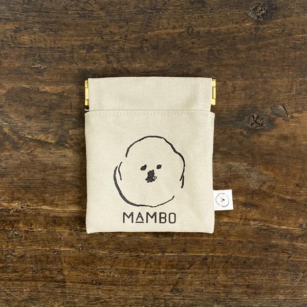 イラストレーター塩川いづみさんによる、MAMBO(ビション・フリーゼ)モチーフの小さなばね口ポーチです。アクセサリー、リップクリーム、イヤホン、小銭、薬など、小さなものの収納にちょうどいい手のひらサイズです。口はバネ式で、パクッと開閉できま...