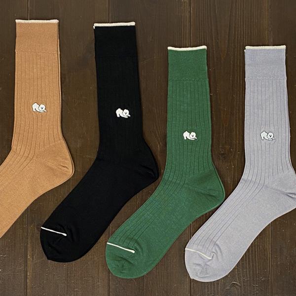 MAMBOの刺繍リブソックスです。「遊ぼうよ！」とお尻を高く上げ、尻尾をフリフリするポーズがかわいいです。 足口とつま先はベースの色に合わせてやさしいベージュやホワイトを配しています。薄手のコットン素材で、さらりとした肌触り。 たるませたり...