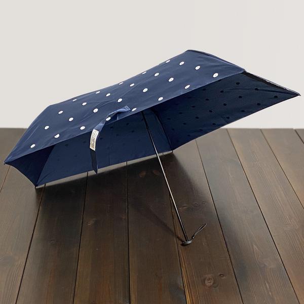 イラストレーター塩川いづみさんの描く、MAMBO(ビション・フリーゼ)モチーフの折り畳み傘です。ドット柄がいろいろな表情のMAMBOになっていてかわいいです。5本フレームで、傘の骨にはカーボンやアルミなどを使用し、丈夫で軽く、持ち運びにも便...