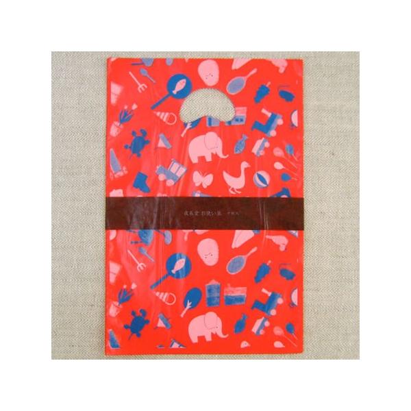 古道具のバイヤーでもある「夜長堂」井上タツ子さんのモダン復刻デザインのお使い袋です。大正から昭和にかけての千代紙の図柄や着物の端切れのデザインを復刻した、何ともレトロで味わいのある雰囲気。コンパクトにたためるので、バッグのポケットに忍ばせて...