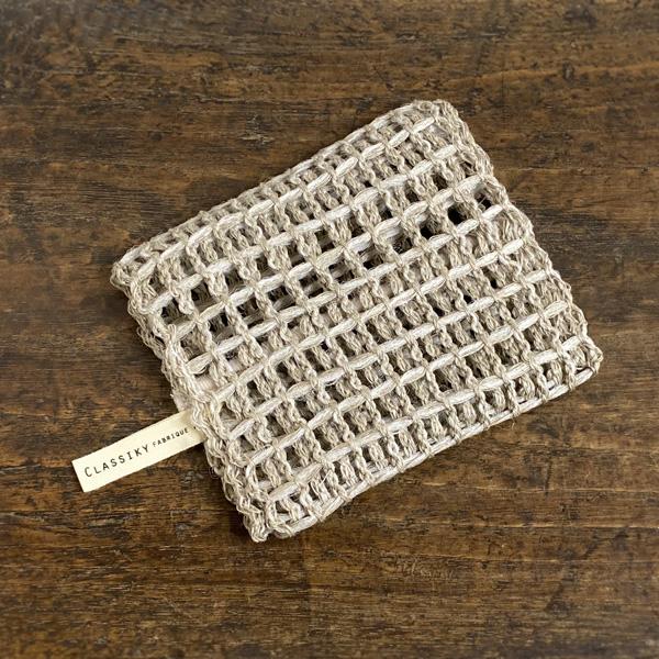 丈夫なリネンで編まれた食器洗いです。スポンジ独特の厚みが無いので、指先に添ってお鍋の縁やふたの裏、食器のすみずみまで、しっかり行き届きます。丈夫なリネンで編んであるのでしっかりとした洗いごこちで、簡単な汚れなら洗剤を使わなくてもそぎ落とせま...