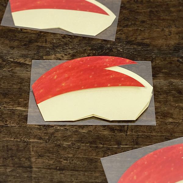 大人だからこそ楽しく使える文具・紙製品を提案するcobato（コバト）さんのメッセージカードセットです。うさぎ型のりんごをイメージしたユニークなデザイン。皮部分を開いてから、二つ折りを広げて一言書いてお渡しいただけます。OPP袋つき。＊メー...