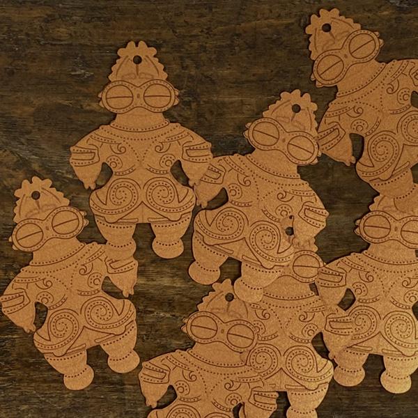 大人だからこそ楽しく使える文具・紙製品を提案するcobato（コバト）さんのメッセージカードセットです。土偶の姿を切り出したユニークなデザイン。キラキラとメタリックな色がかっこいいです。上部に穴があいているので、紐を通して栞のようにもお使い...