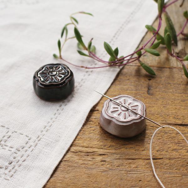 地域産業や工芸にこだわった上質なハンドメイドの道具ブランド「Cohana（コハナ）」のちいさな針やすめです。良質な土に恵まれた兵庫県淡路島は、日本でも有数の瓦の産地です。淡路瓦をお花のモチーフで焼き上げ、マグネットを内蔵しています。淡路瓦の...