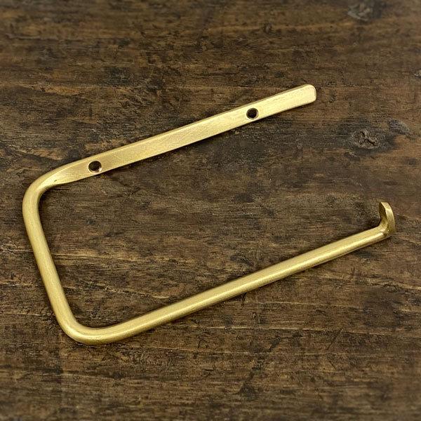 真鍮製トイレットペーパーホルダーです。くすみのあるアンティークゴールドカラーがおしゃれな雰囲気。蓋なしのシンプルな作りですが、機能は十分。予備用のトイレットペーパーホルダーとしても。ネジ穴で取り付けるので、手軽にDIYができ、トイレットペー...