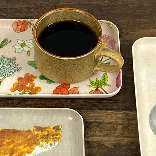 フランス在住のアーティスト、イザベル ボワノさんの描く動物や花のイラストをプリントしたリネンの生地をコーティングしたトレイです。Sサイズは1人分のカップとお菓子を乗せるのにちょうどいい大きさ。お菓子やお茶などを運ぶのはもちろん、キッチンや洗...