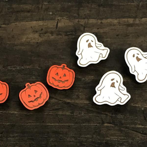 ハロウィンをモチーフにしたミニブローチです。お洋服やバッグにつけて、ハロウィンを楽しめそう。パンプキンとゴーストからお選びいただけます。お子様やプレゼントにもおすすめです。 ＊こちらの商品はメール便にてお届け出来ます。■サイズ：パンプキン/...