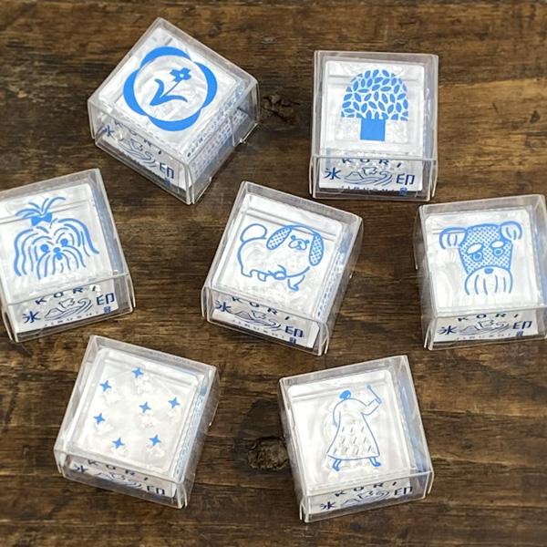 狙ったところにぴったり捺せる、透明スタンプ「氷印（こおりじるし）」です。こちらは小サイズ。すべてのパーツが透明で上から印面が見えるので、細かく位置を調整して狙ったところにぴったり捺せます。インクの付き具合が分かりやすく、複数インクのアレンジ...
