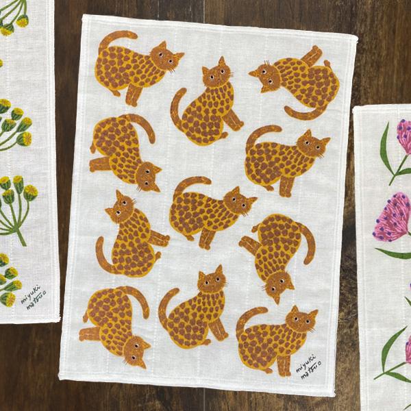イラストレーター、松尾ミユキさんデザインの蚊帳生地ふきんです。猫やお花柄がかわいいです。こちらは長方形の形です。表面は柔らかな肌さわりのコットン、中面と裏面は吸水性が高く汚れが落ちやすいレーヨンを使用しています。蚊帳ふきんは、速乾性や吸水性...