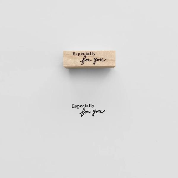 「Especially for you」（あなたのために）のメッセージスタンプです。他のスタンプと組み合わせてお楽しみください。メッセージはイラストの上に配置したり横に並べたり。ラッピングやメッセージカードに使い方が広がるメッセージスタンプ...