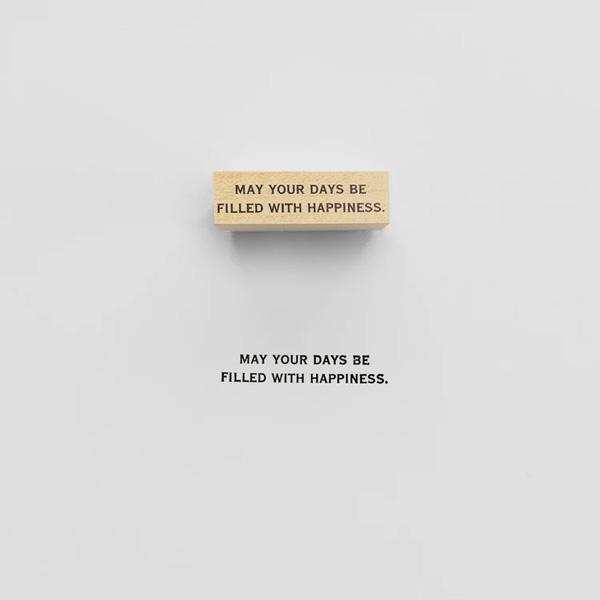 「MAY YOUR DAYS BE FILLED WITH HAPPINESS.」（幸せで満たされますように）のメッセージスタンプです。メッセージはイラストの上に配置したり横に並べたり。ラッピングやメッセージカードに使い方が広がるメッセージ...