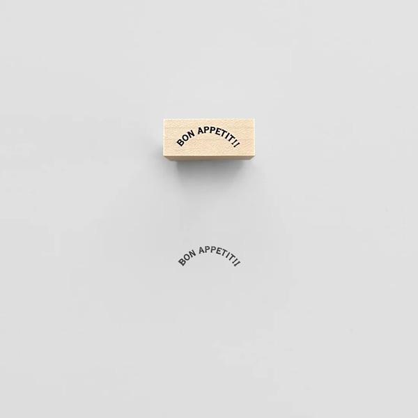 「BON APPETIT!!」（召し上がれ）のメッセージスタンプです。他のスタンプとも組み合わせられるようなサイズ感です。アーチ型のテキストで動きがでてアクセントになります。ラッピングやメッセージカードに使い方が広がるメッセージスタンプです...