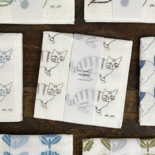 イラストレーター、松尾ミユキさんデザインの蚊帳生地ふきんです。表面は柔らかな肌さわりのコットン、中と裏面は吸水性が高く汚れが落ちやすいレーヨンを贅沢に7枚重ねて縫い上げました。テーブルの汚れを拭く際はレーヨン面を使用すると、ふきんを洗った時...