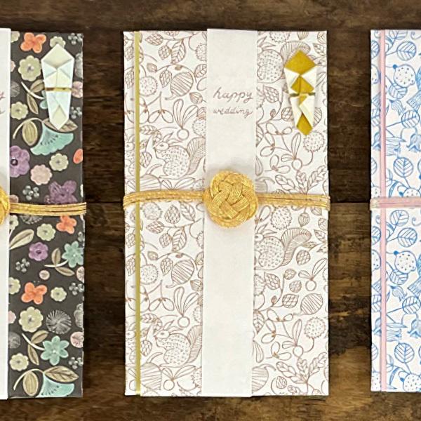 イラストレーター、松尾ミユキさんデザインの金封です。動物と植物を組み合わせたデザイン。花と蝶、リスと木の実、鳥と植物、ウサギと野菜からお選びください。短冊は、happy wedding、寿、御祝、出産祝い、無地の5種類が入っておりますので、...